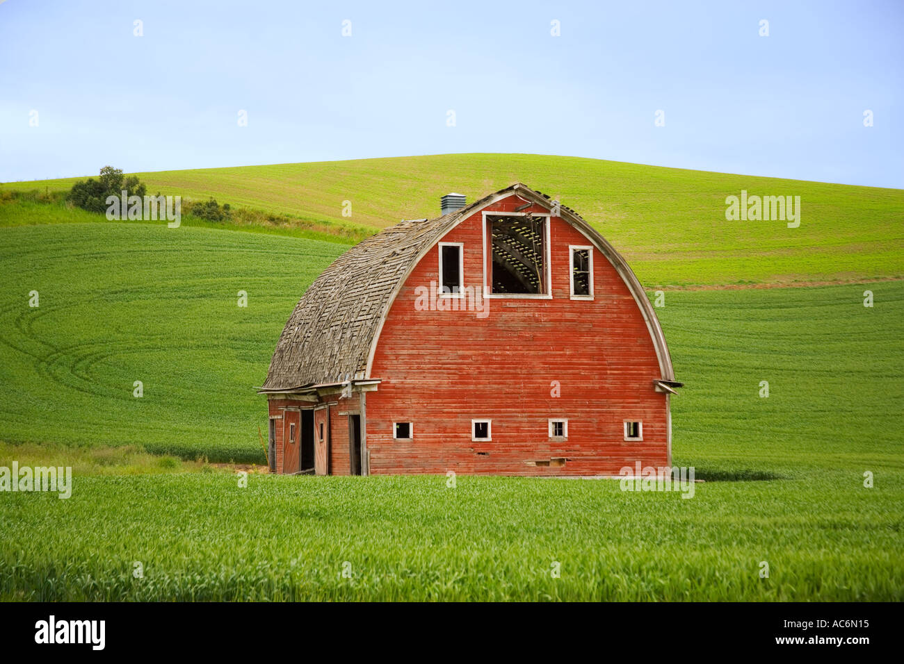 Red Barn and Farmland of Eastern Washington Stock Photo - Alamy