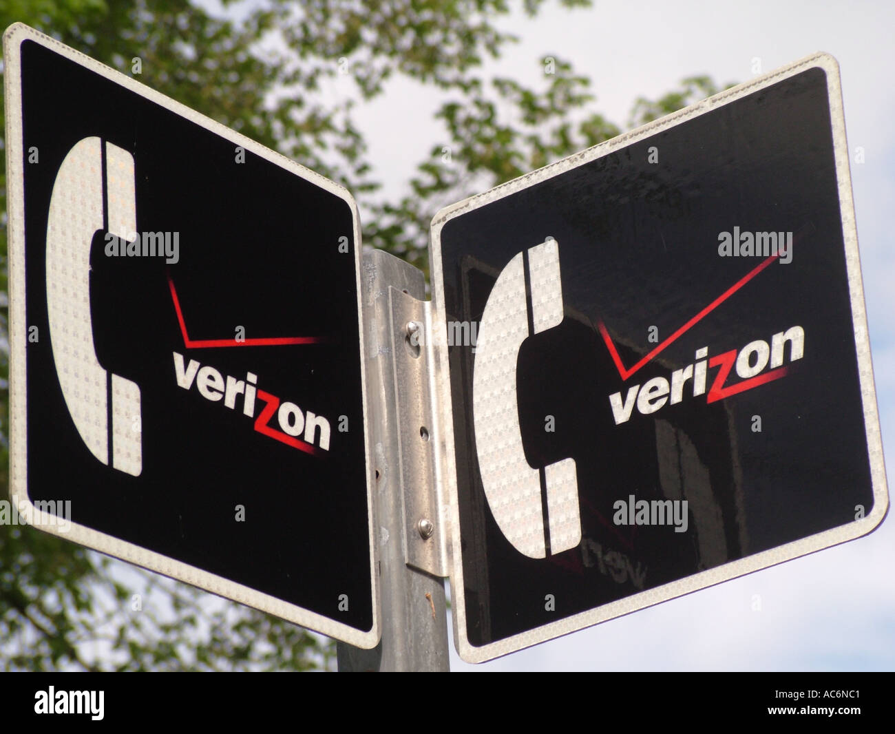American red telephone booth hi-res stock photography and images - Alamy