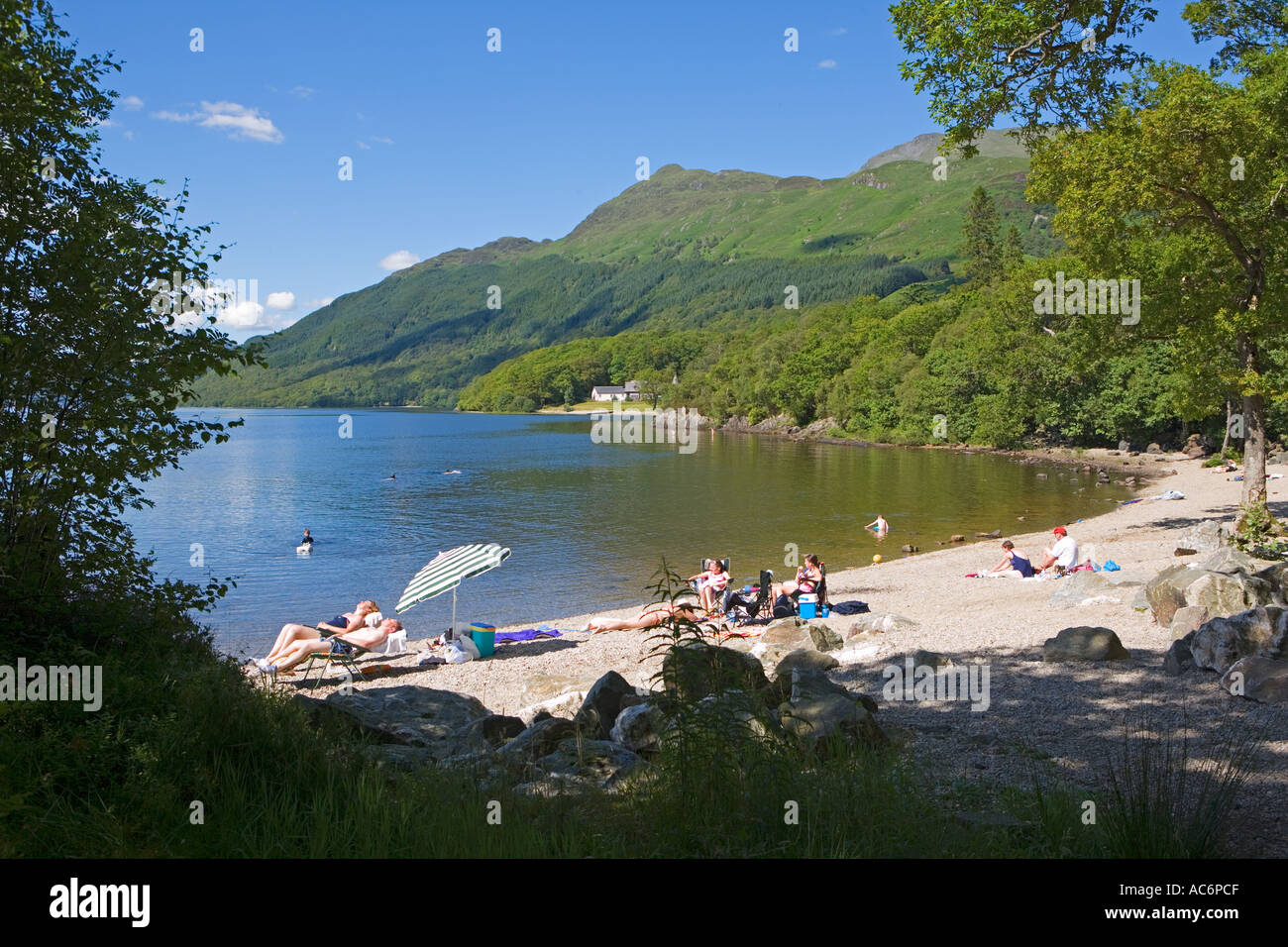 LOCH LOMOND AT ROWARDENNAN IN SUMMER Stock Photo - Alamy