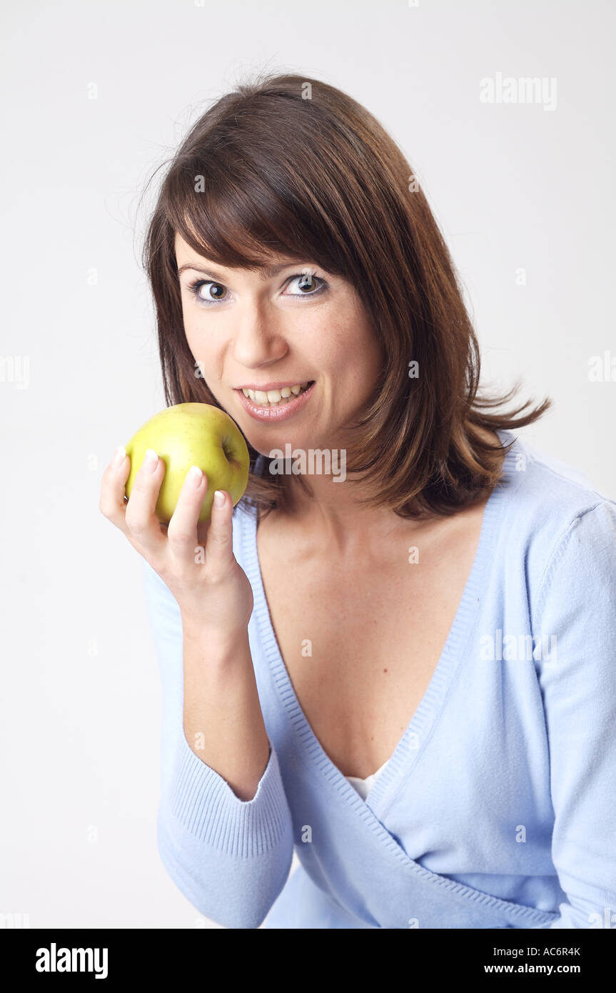 Junge it einen apfel hi-res stock photography and images - Alamy