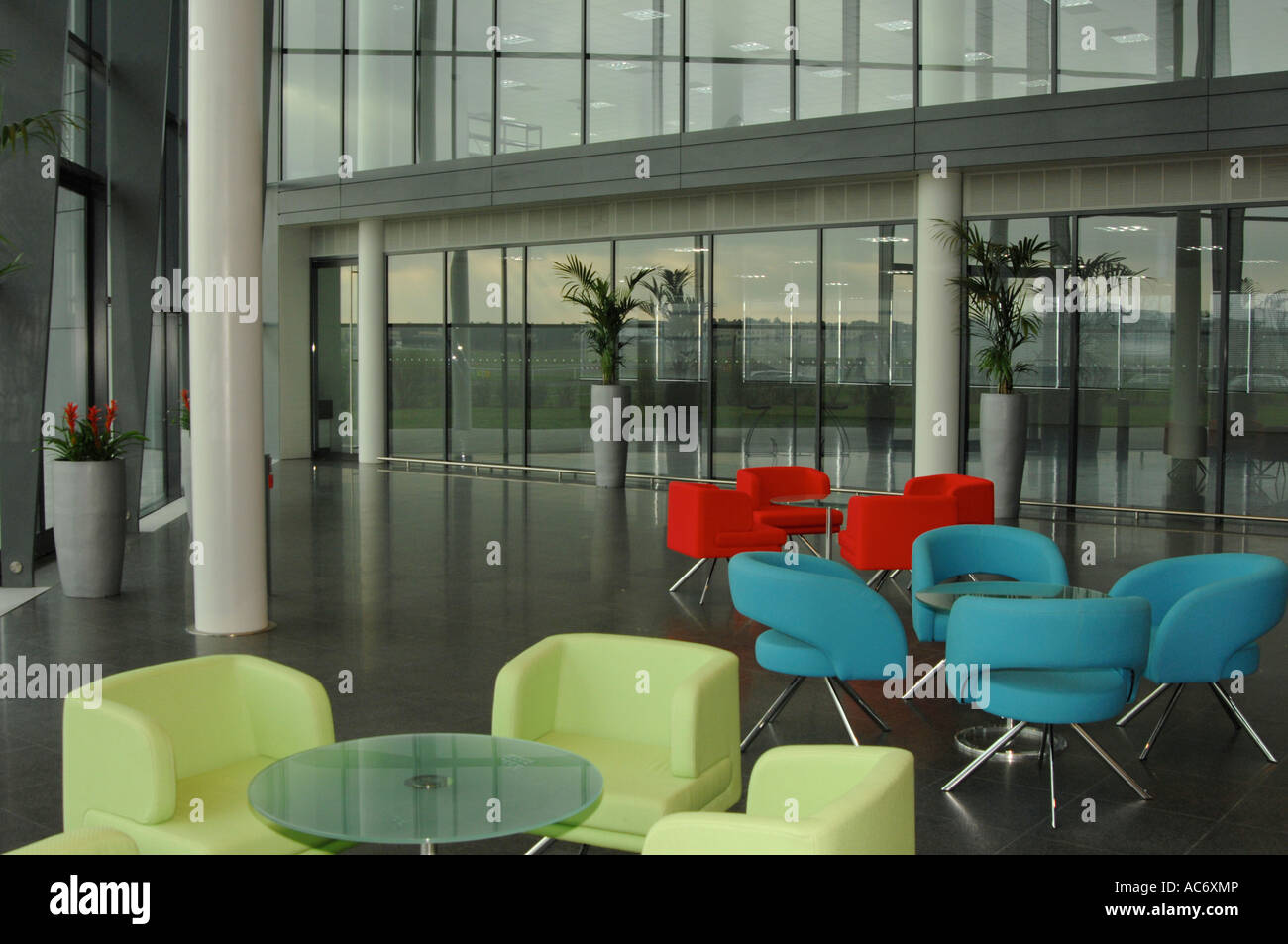 Office foyer hi-res stock photography and images - Alamy
