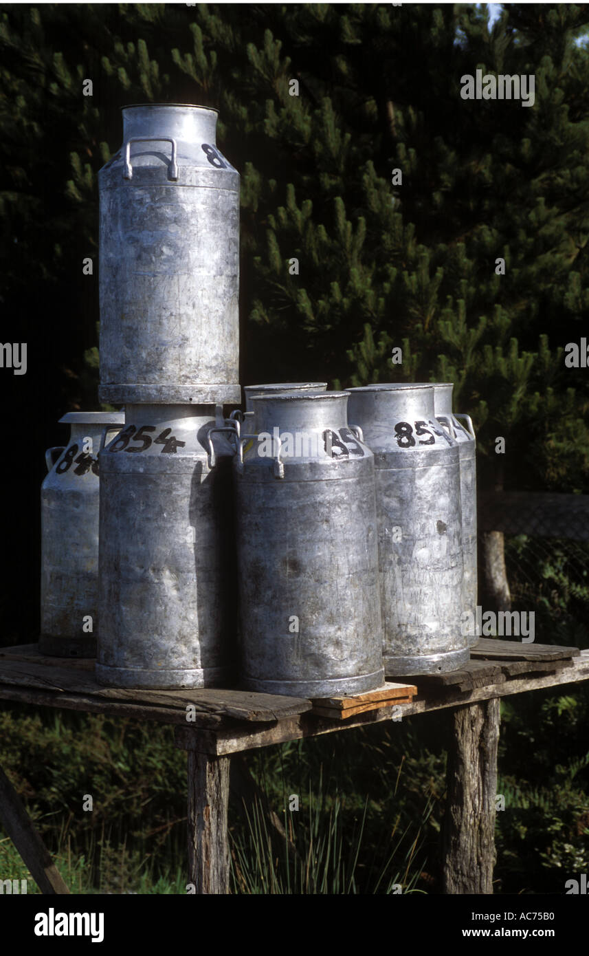 Cylindrical cans hi-res stock photography and images - Alamy