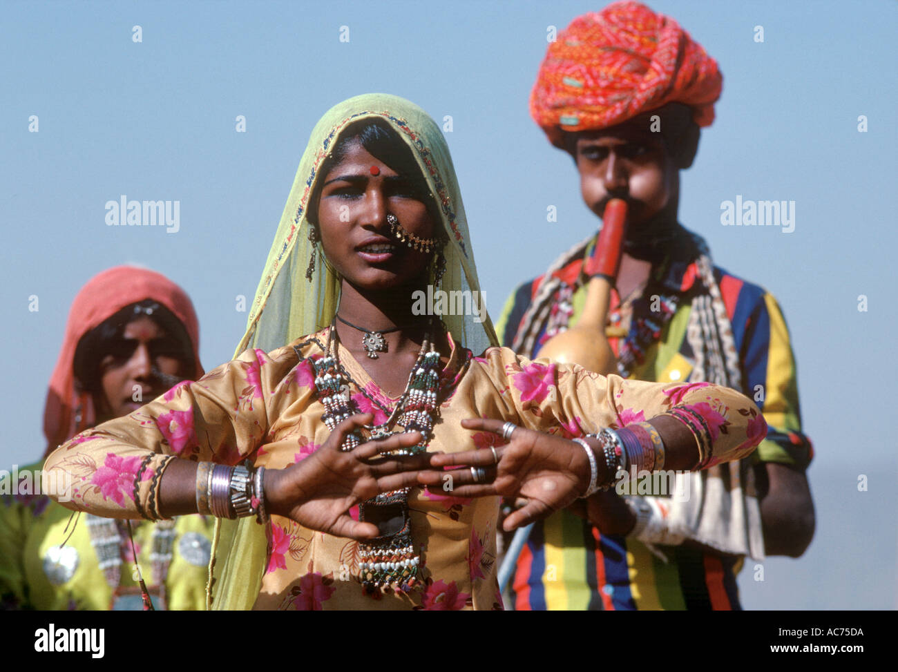 Traditional DANCE of a nomadic BANJARI WOMAN at the PUSHKAR CAMEL FAIR ...