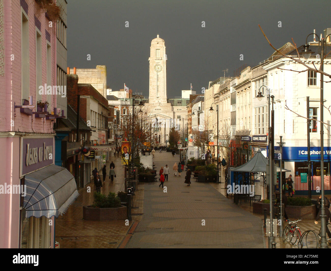 Luton high street hi-res stock photography and images - Alamy