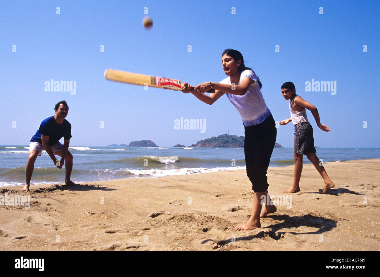 Batting beach cricket hi-res stock photography and images - Alamy