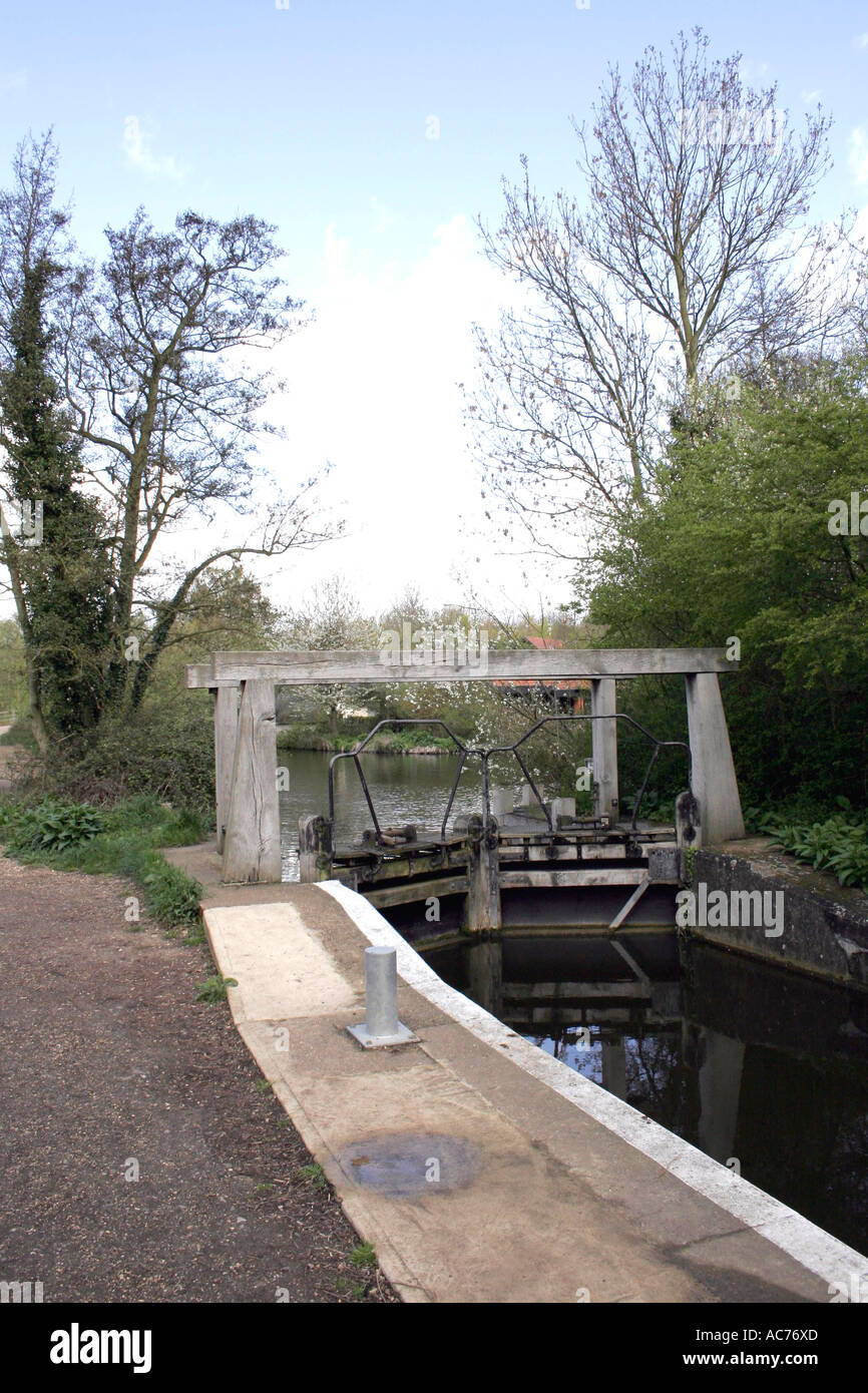 FLATFORD LOCK. FLATFORD. SUFFOLK. ENGLAND UK EUROPE Stock Photo - Alamy