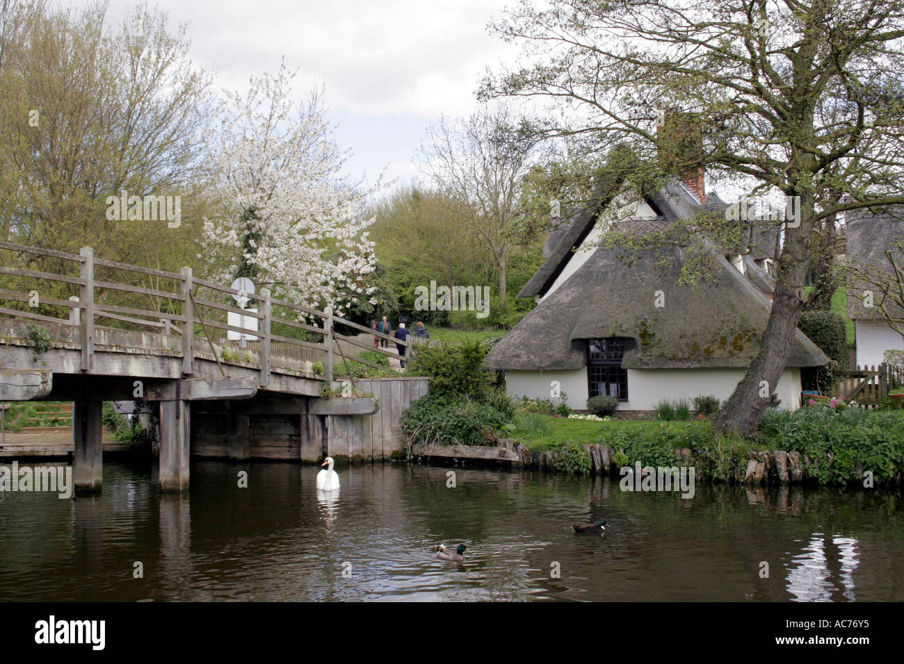 BRIDGE COTTAGE RIVER STOUR FLATFORD SUFFOLK UK Stock Photo - Alamy