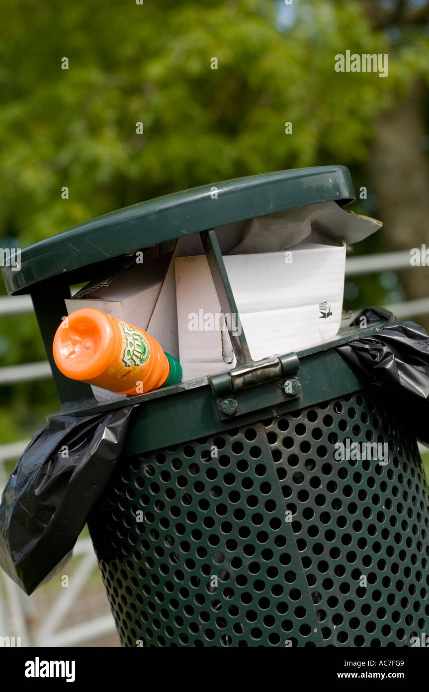 Overfilled rubbish bin trash can hi-res stock photography and images ...