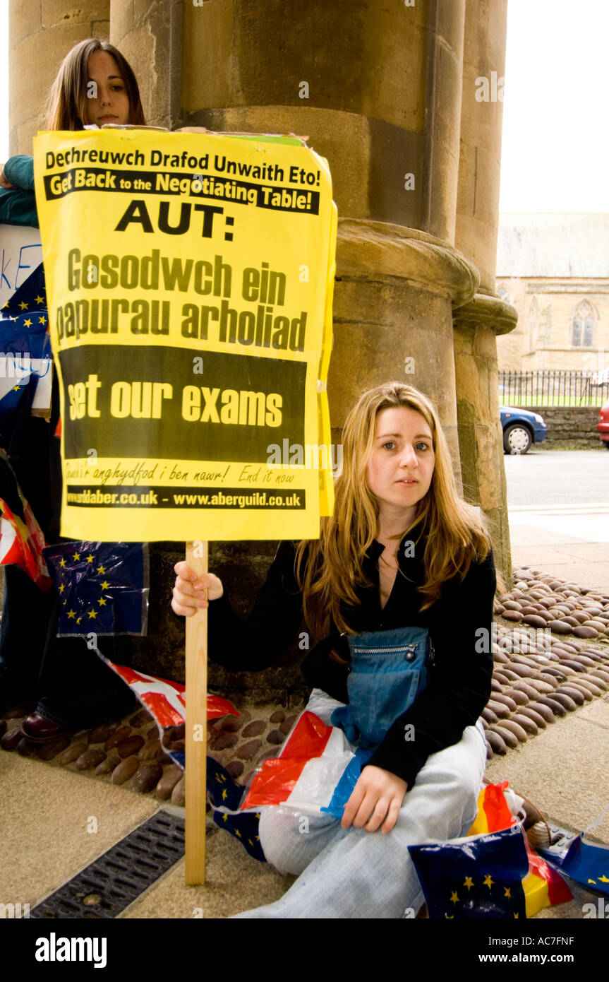 University fair pay protest hi-res stock photography and images - Alamy