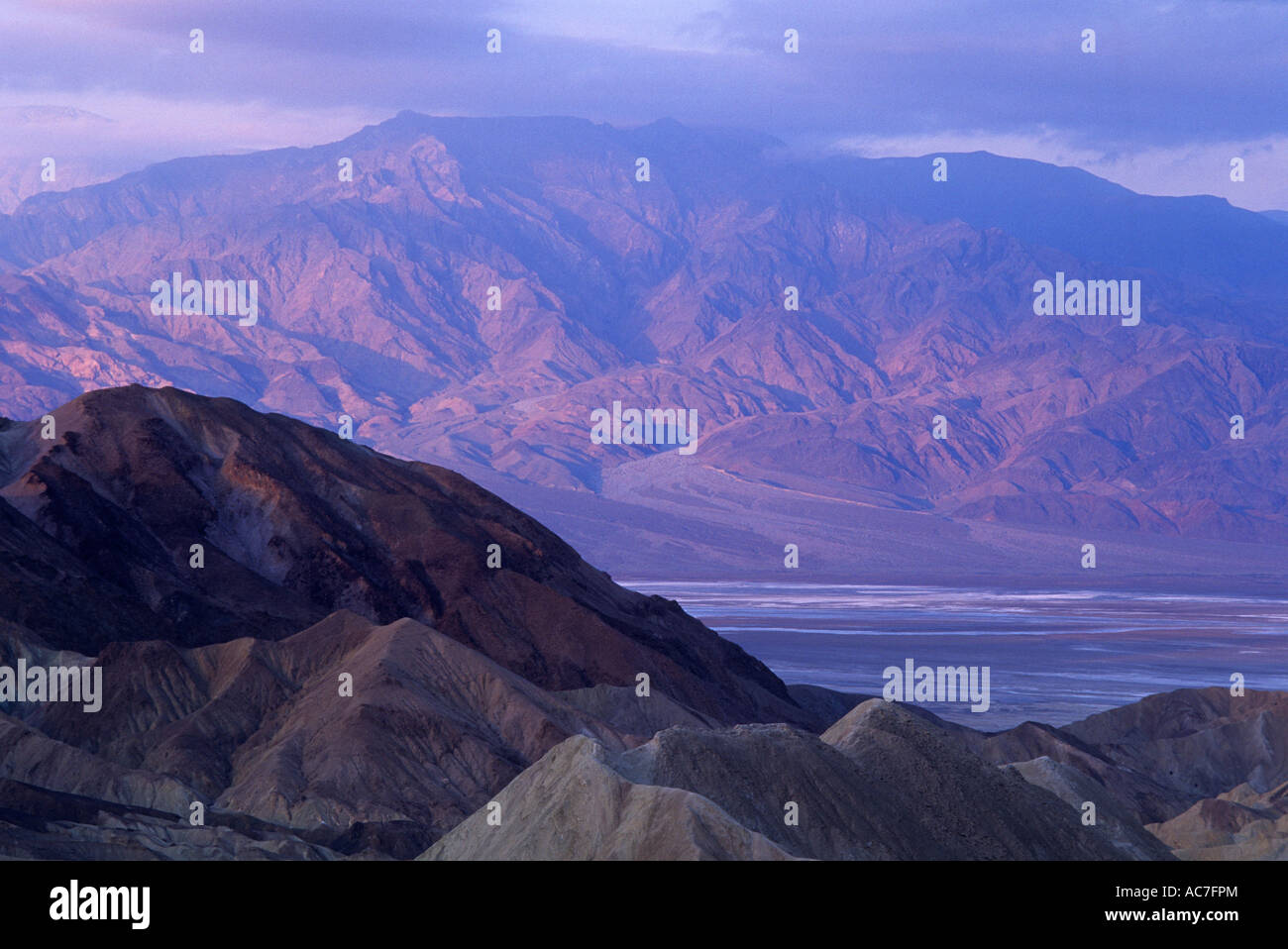 Sunrise colors the Panamint Mountain Range across the valley from ...