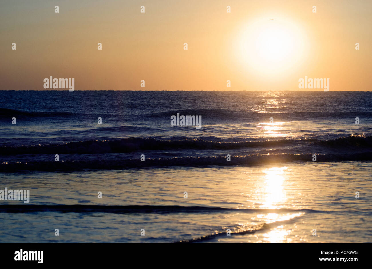 Ocean sun hi-res stock photography and images - Alamy