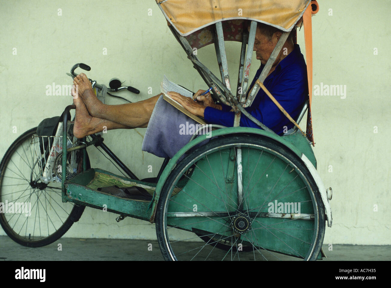 Singapore rickshaw hi-res stock photography and images - Alamy