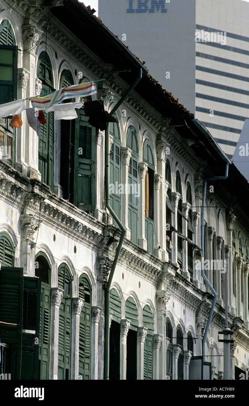 Old and new buildings in the old chinese colonial quarter of Singapore ...