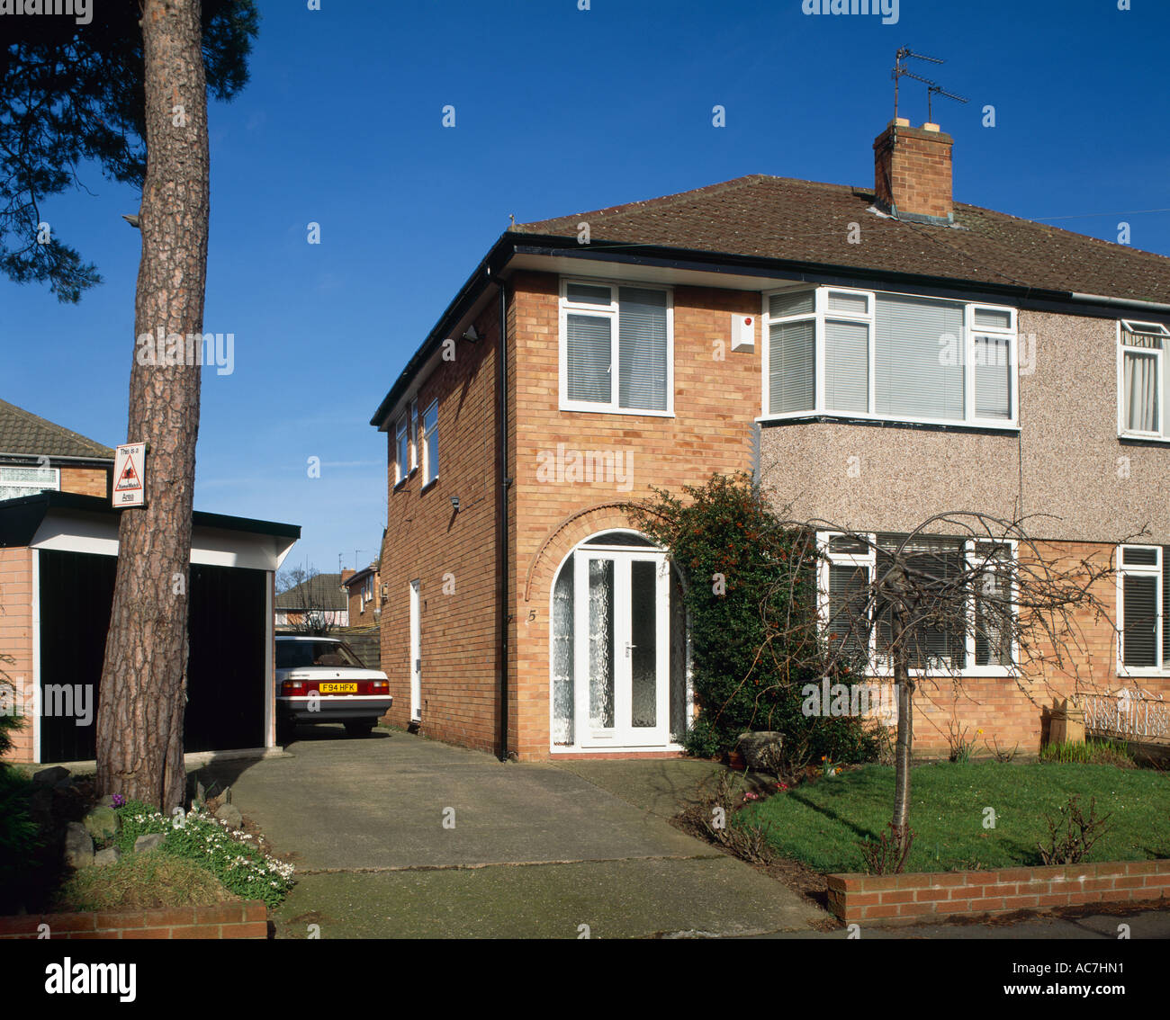 Semi detached house england hi-res stock photography and images - Alamy