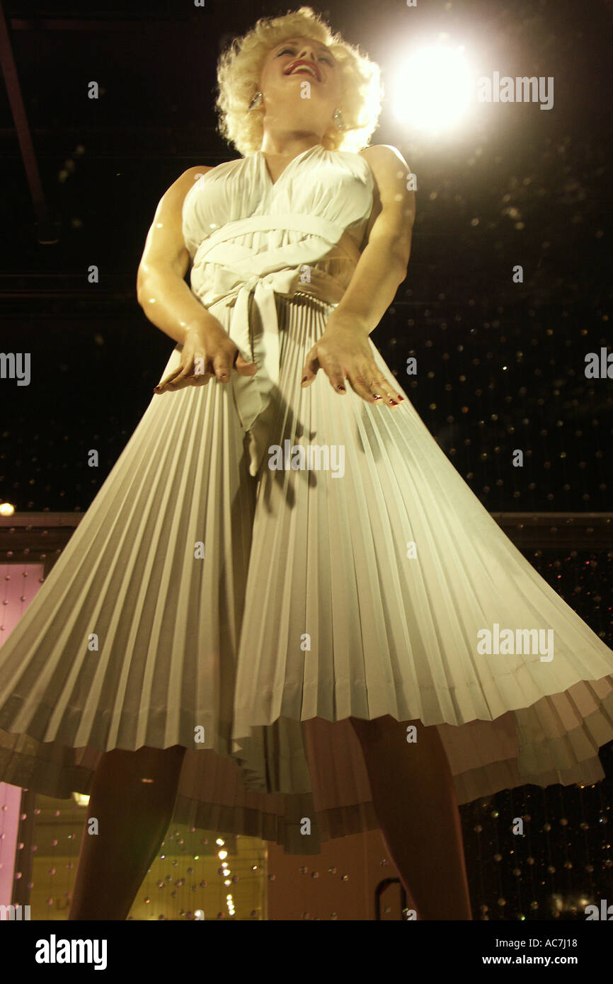 Marilyn monroe famous pose hi-res stock photography and images - Alamy