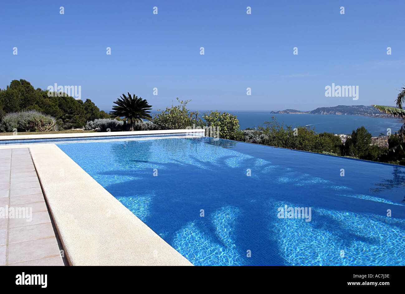 Beautiful blue fresh infinity swimming pool in a villa in sunny Spain ...