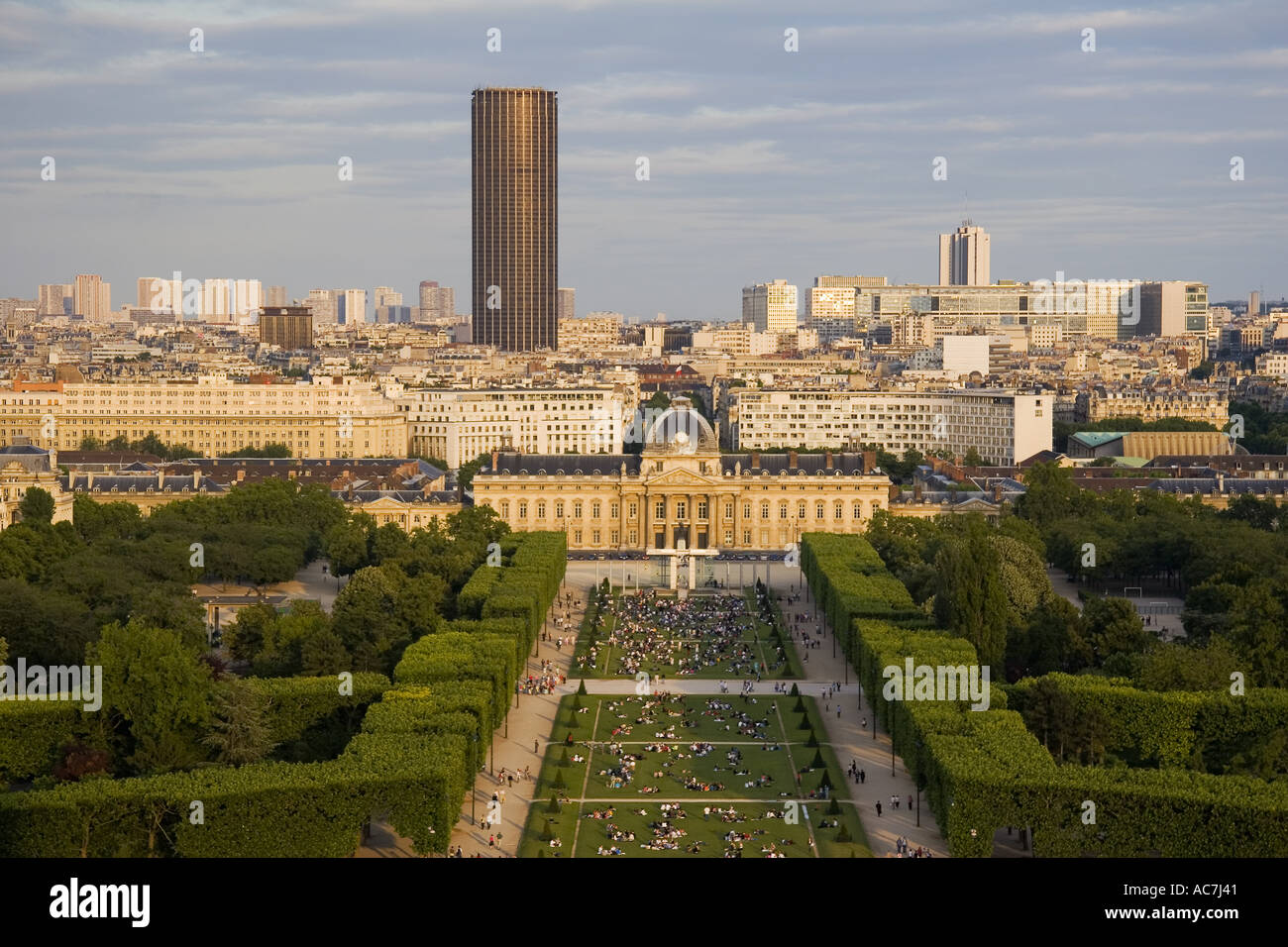 Parc du champ de mars picnic High Resolution Stock Photography and ...