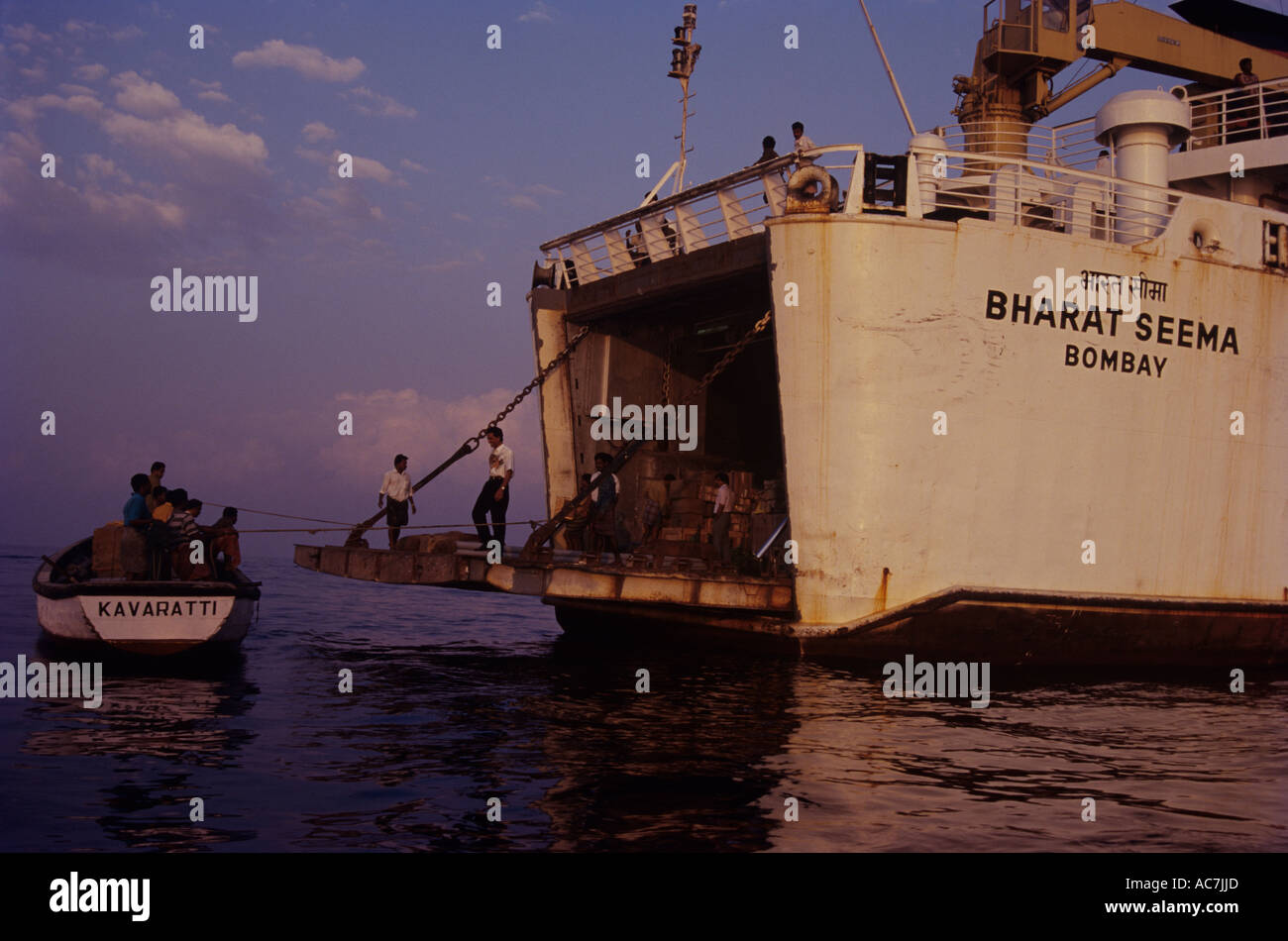 LOADING PASSENGERS AND CARGO AT OUTER SEA LAKSHADWEEP Stock Photo - Alamy