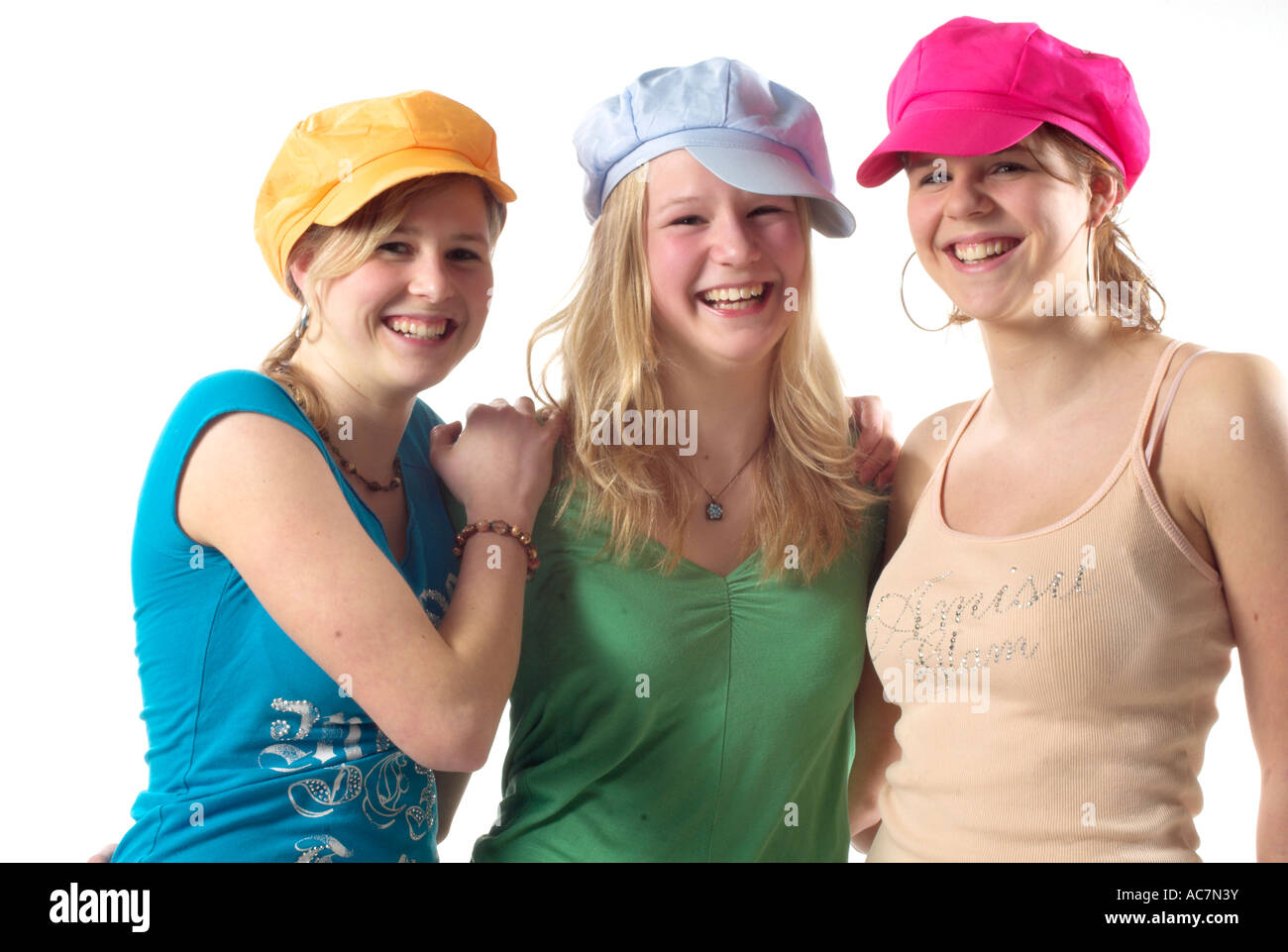 Drei Junge Maedchen Mit Schirmmuetzen Three Young Girls Wearing Peaked
