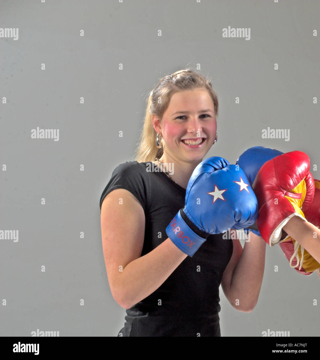 Junge Maedchen boxen young girls boxing Stock Photo - Alamy
