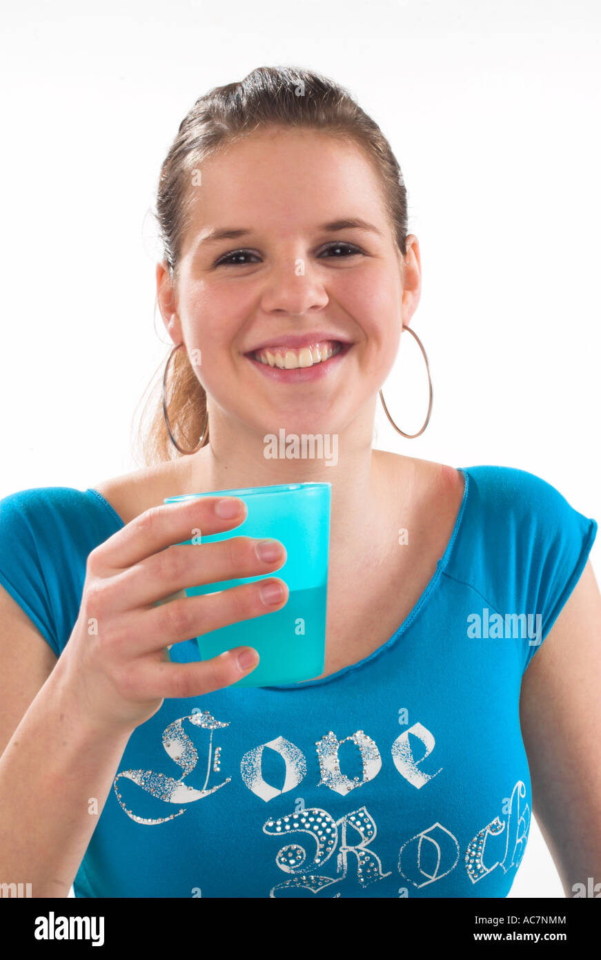 Junges Maedchen trinkt aus Becher young girl drinking out of a beaker ...