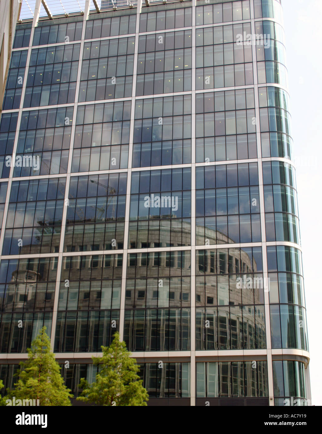 Reflections building in curved windows hi-res stock photography and ...