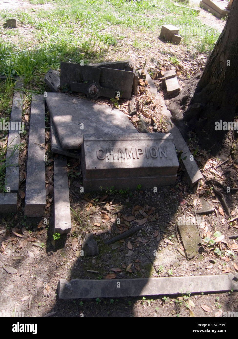 Abandoned protestant cemetery hi-res stock photography and images - Alamy