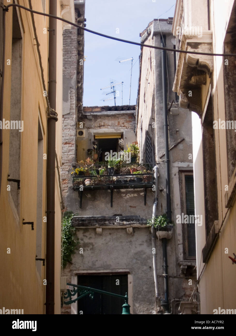 Apartment window box garden hi-res stock photography and images - Alamy