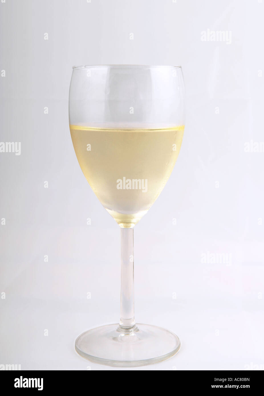 Crisp white wine hi-res stock photography and images - Alamy