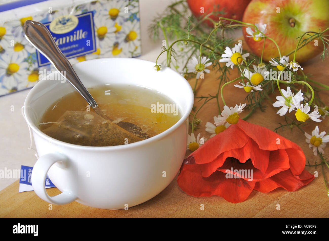 Kamille tee hi-res stock photography and images - Alamy