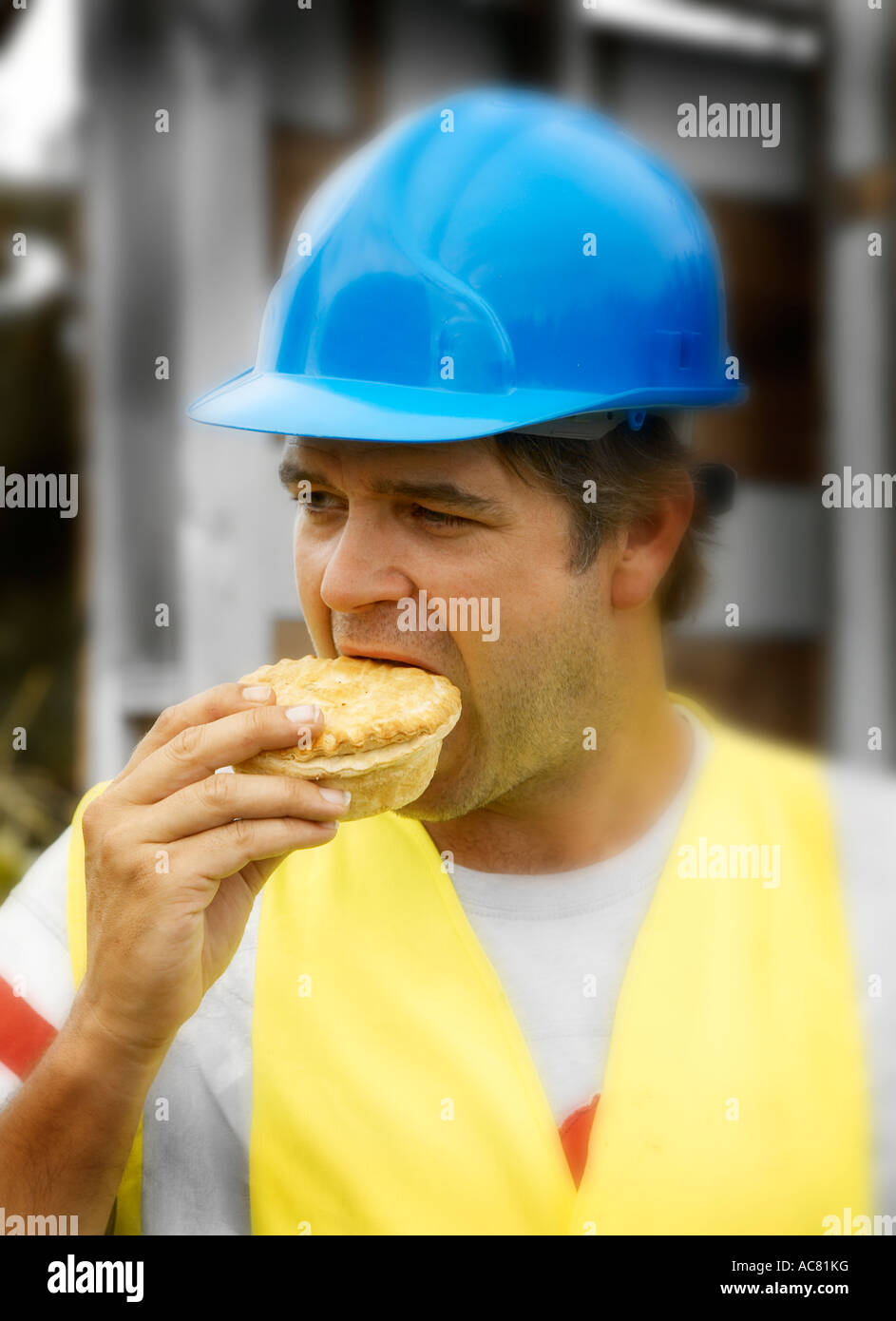 builder eating pie for lunch Stock Photo - Alamy