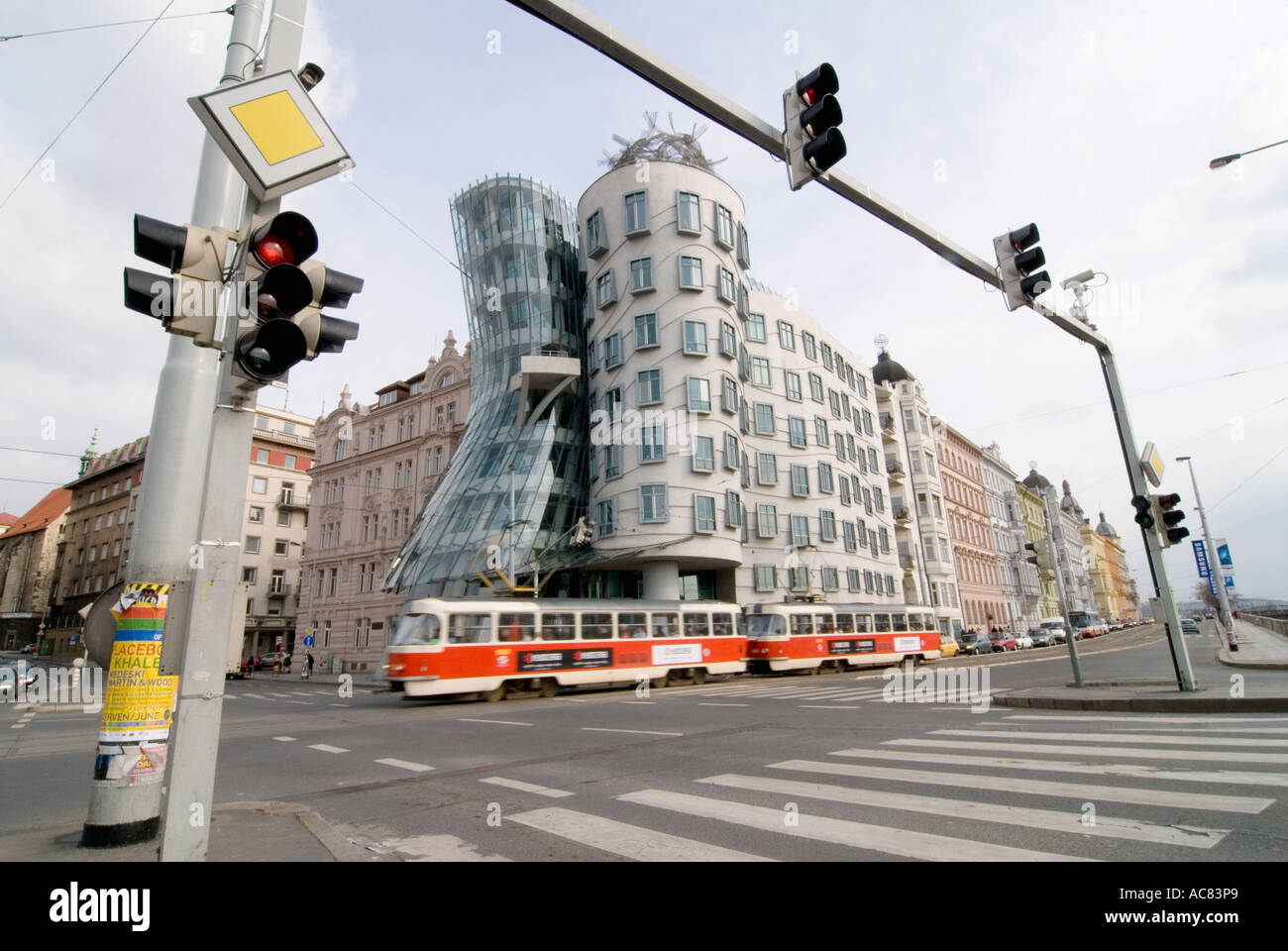 Dancing building by architect Frank O Gehry and Vlado Milunc in Prague ...