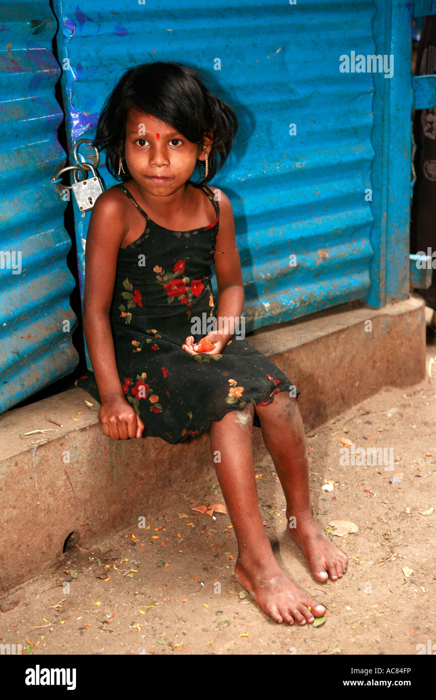 Girl at the flower market beneath the Howrah Bridge, Calcutta, West ...