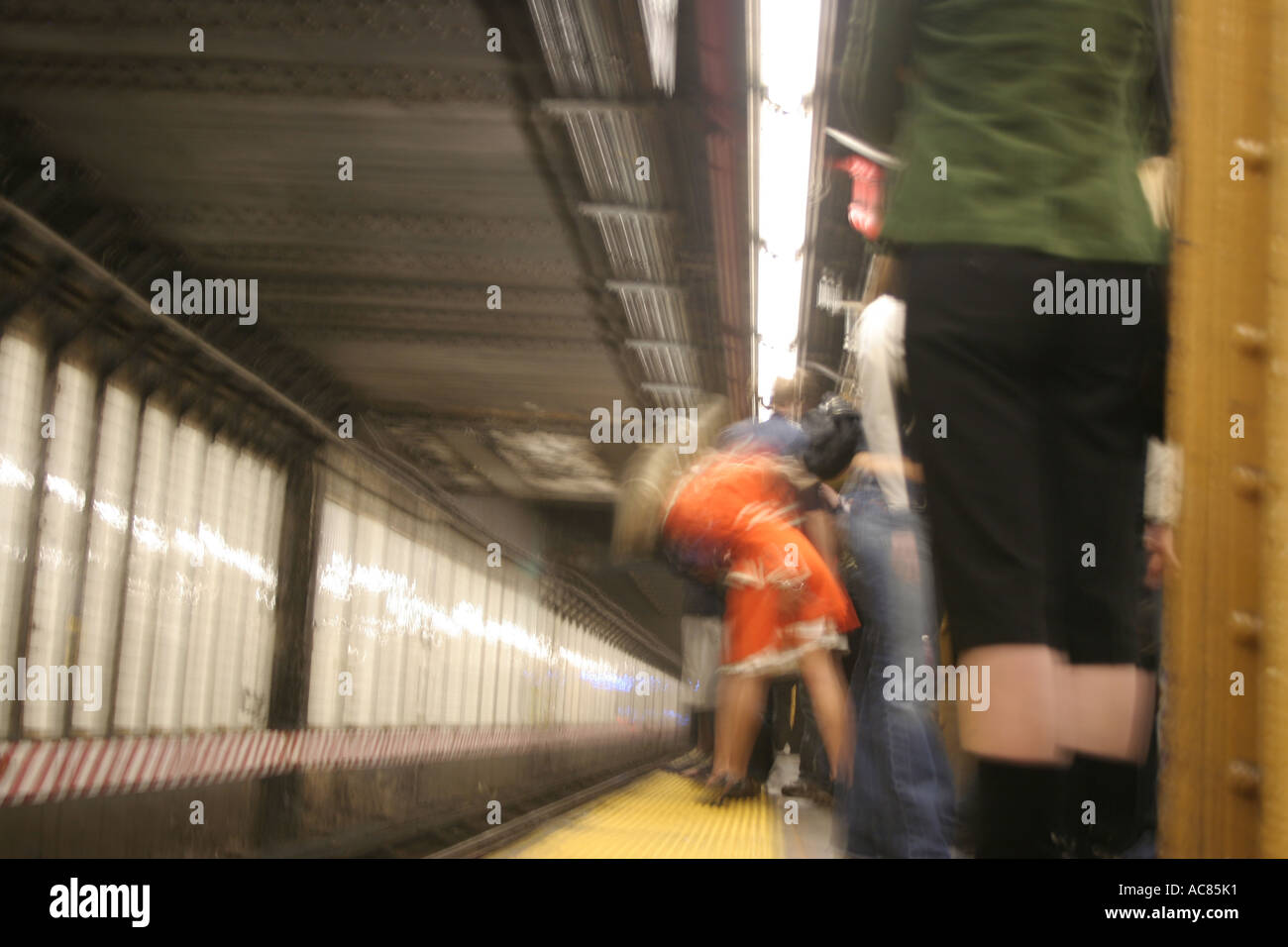 People waiting on platform of subway station Stock Photo - Alamy