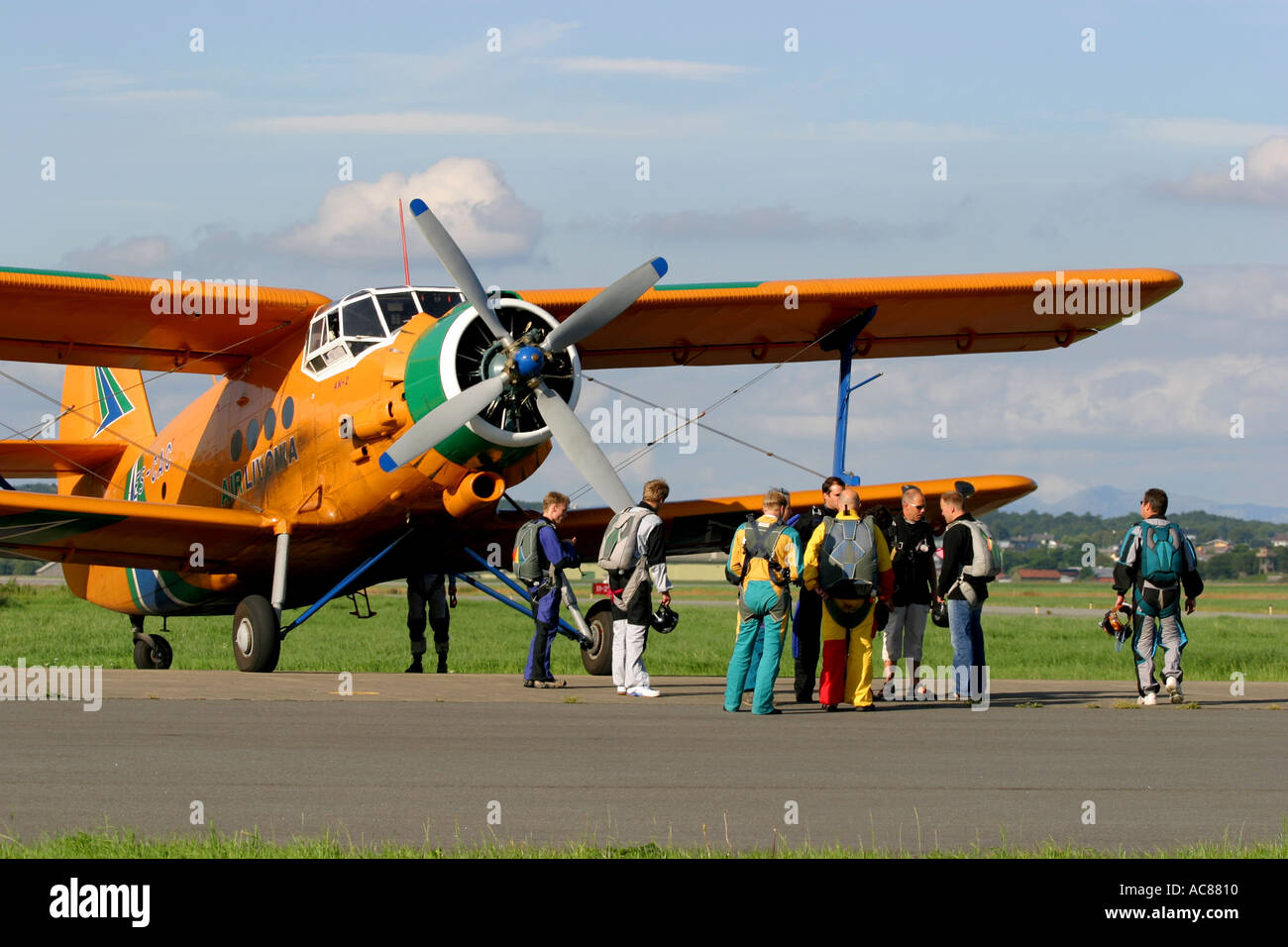 Plane chute hi-res stock photography and images - Alamy