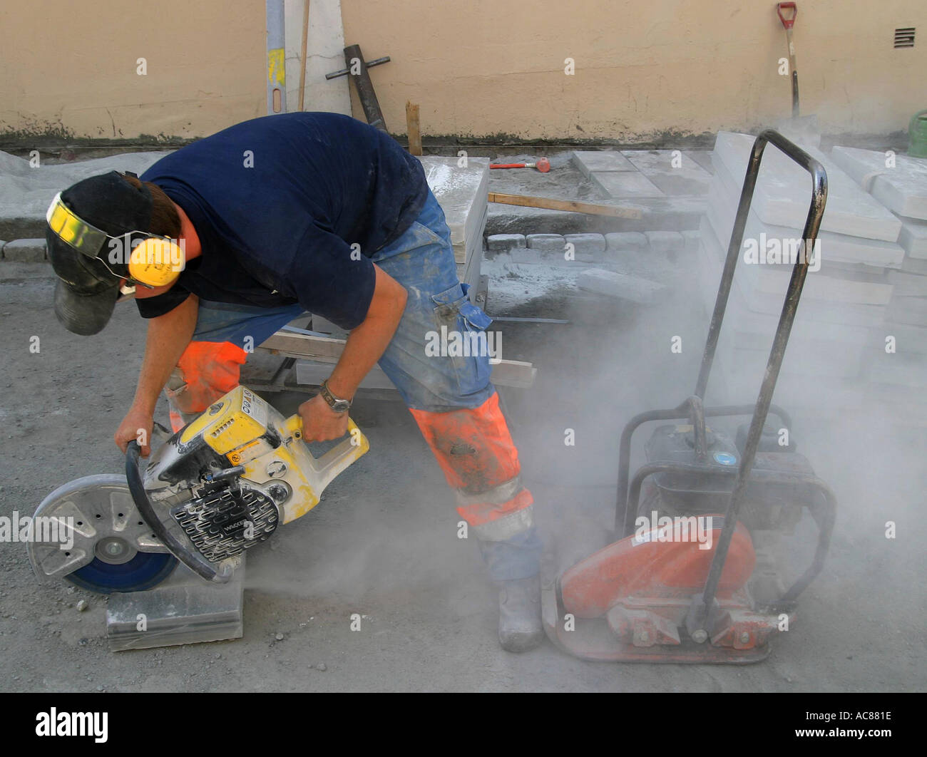 Workers paving hi-res stock photography and images - Alamy