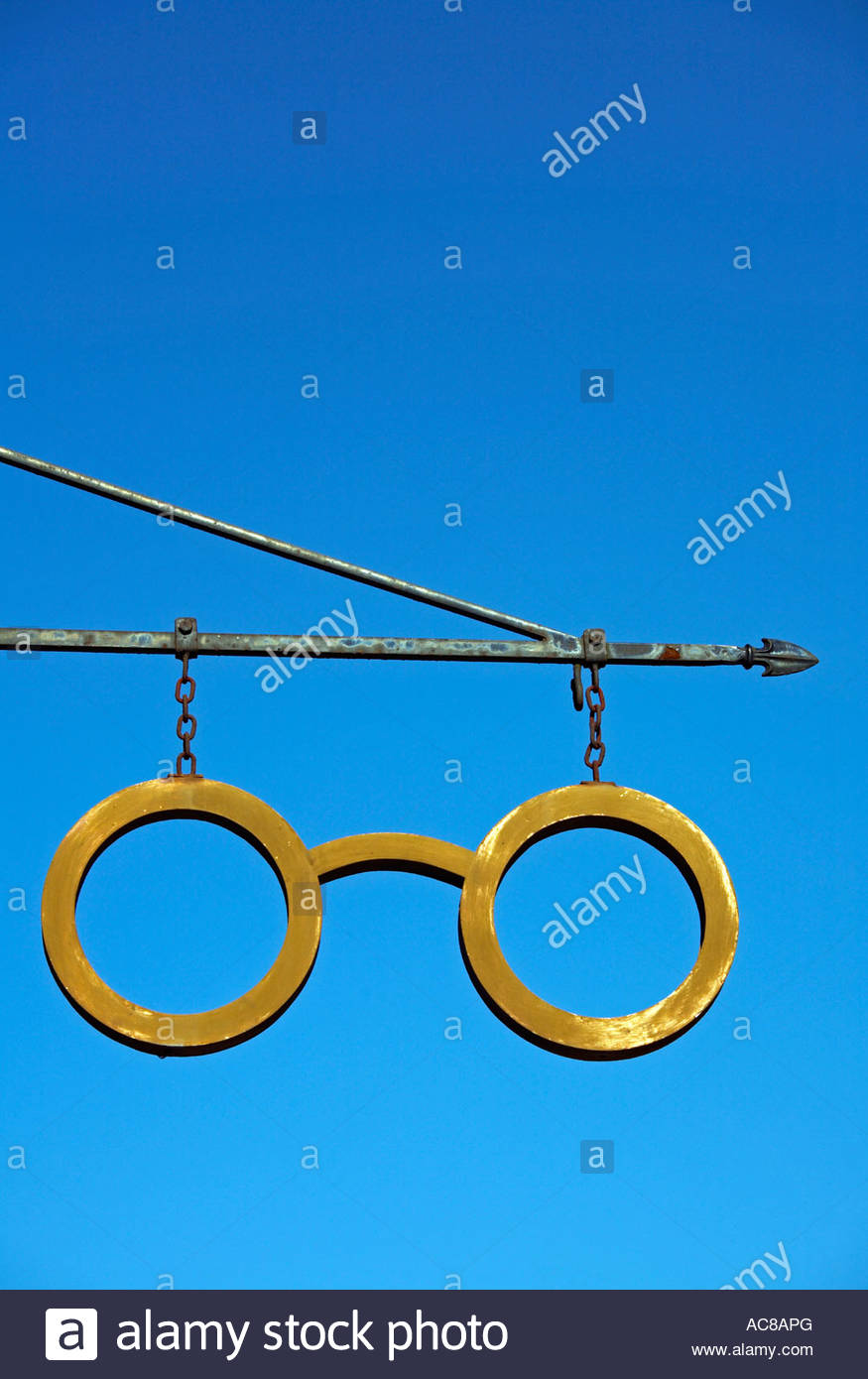 Eyeglasses spectacles sign shop hi-res stock photography and images - Alamy