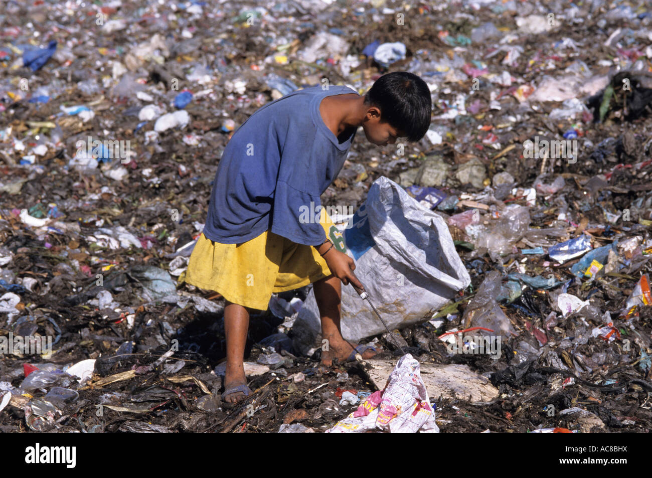 Philippines. Manilla.Smoky mountain rubbish dump Children scavenge for ...