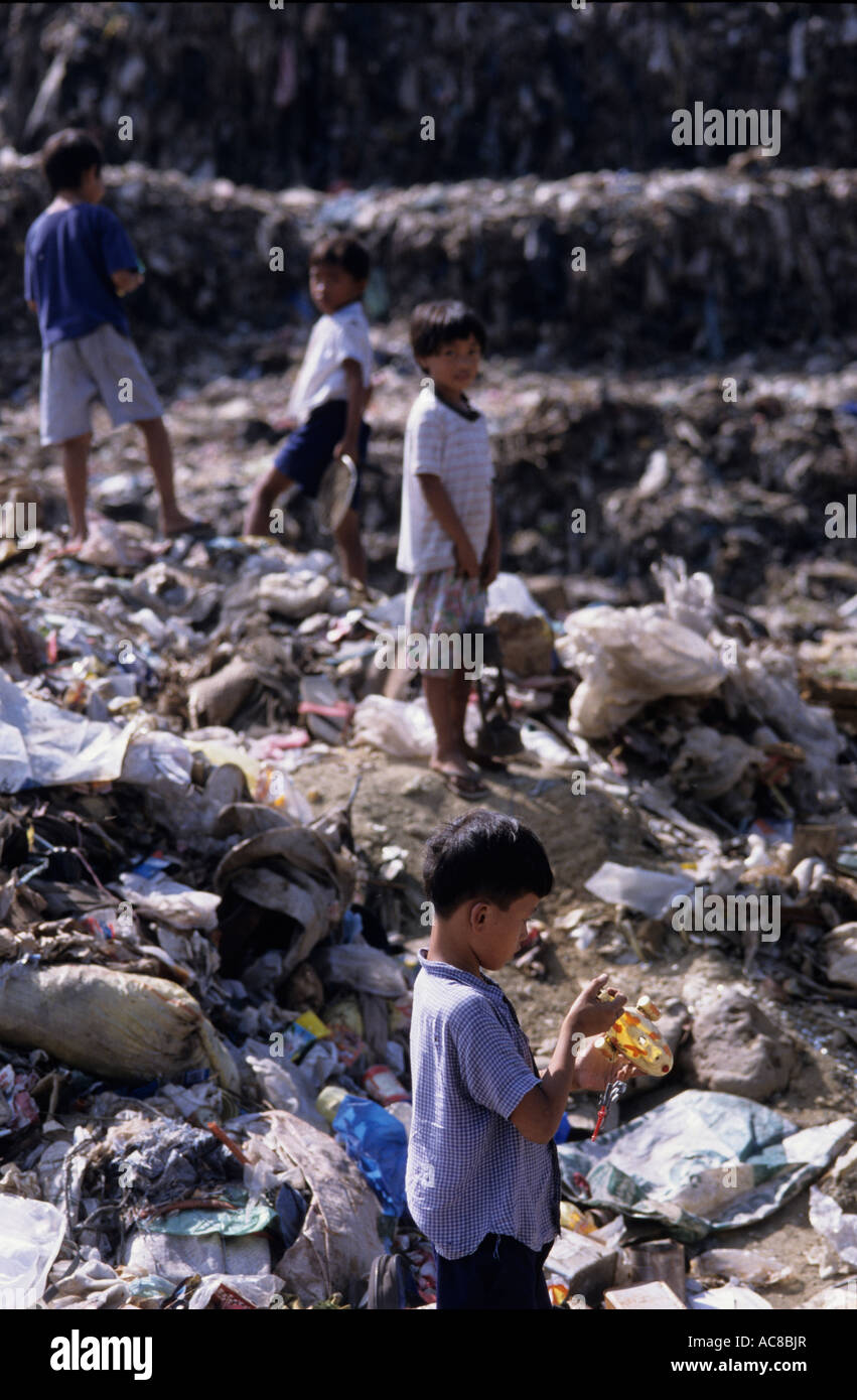 Philippines. Manilla.Smoky mountain rubbish dump Children scavenge for ...