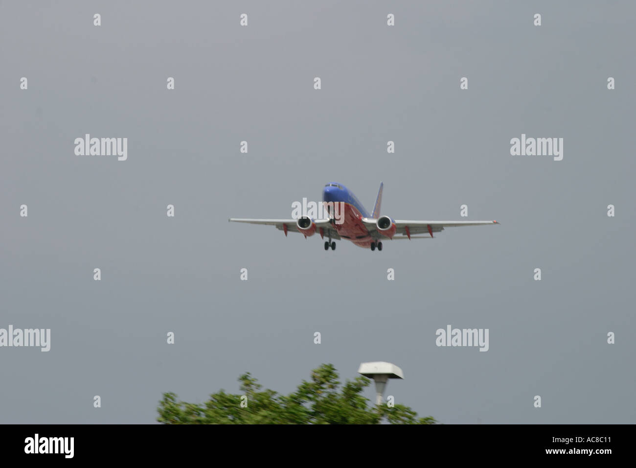 Bottom view silhouette passenger jet hi-res stock photography and ...