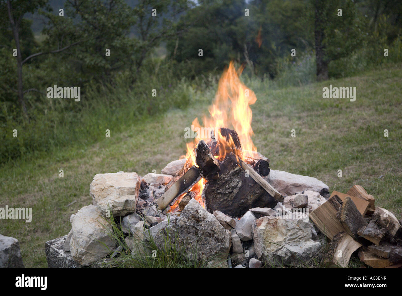 Campfire in a fire ring hi-res stock photography and images - Alamy