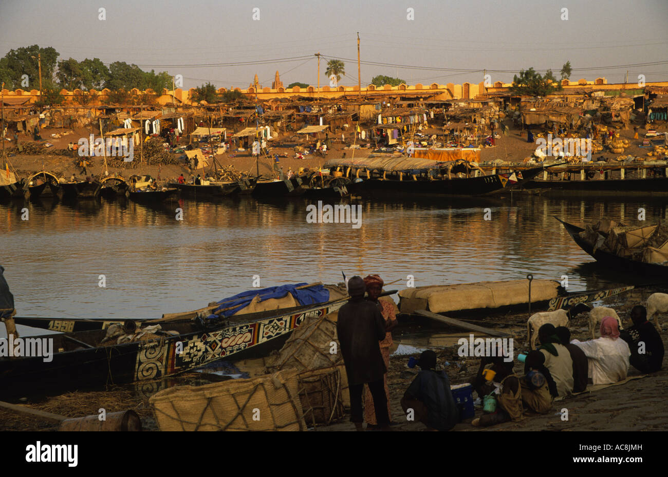 Port of mopti and market hi-res stock photography and images - Alamy