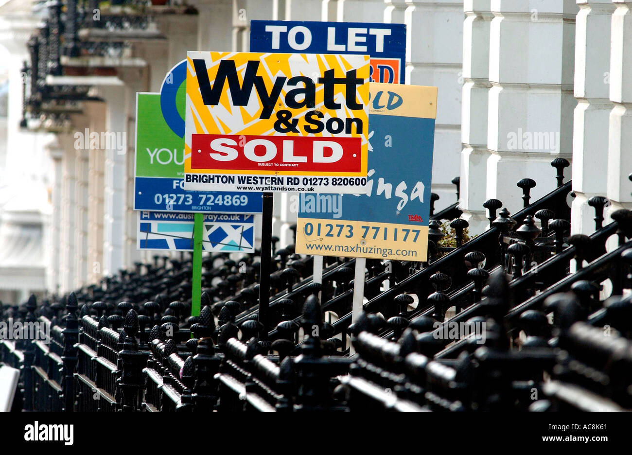 Estate agent boards hi-res stock photography and images - Alamy