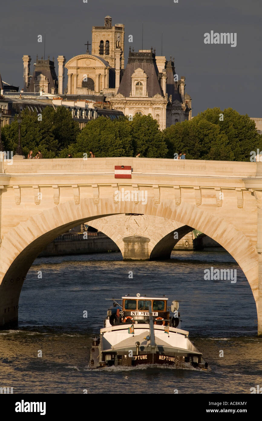 France paris barge on hi-res stock photography and images - Alamy