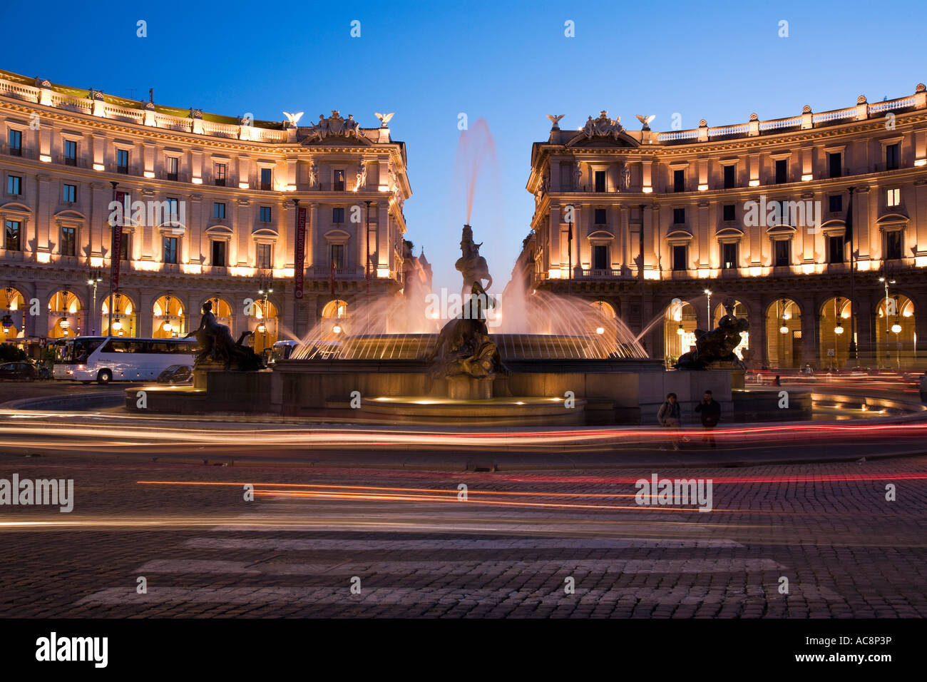 Piazza fountain roundabout hi-res stock photography and images - Alamy