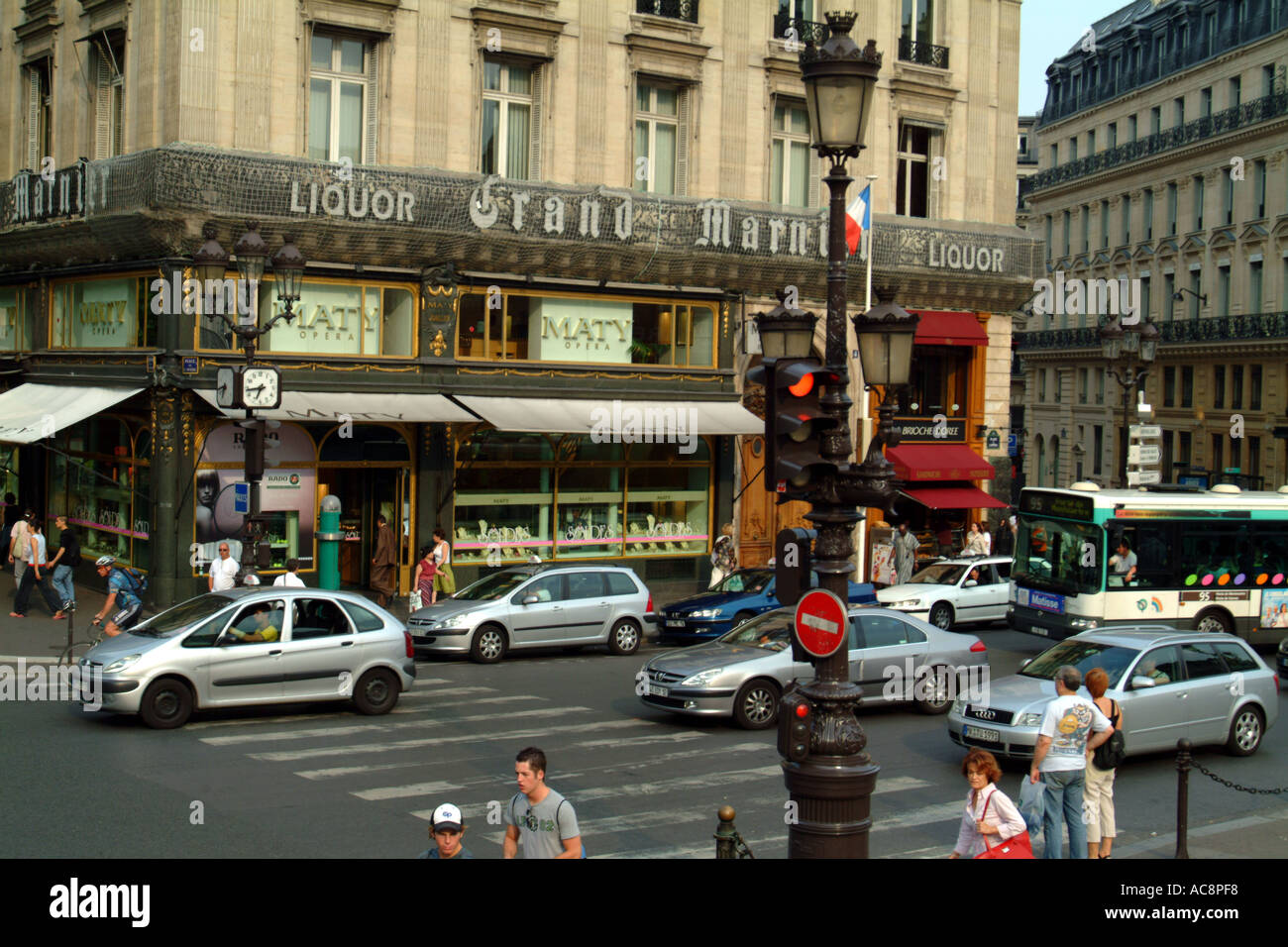 Paris traffic circulation Stock Photo - Alamy