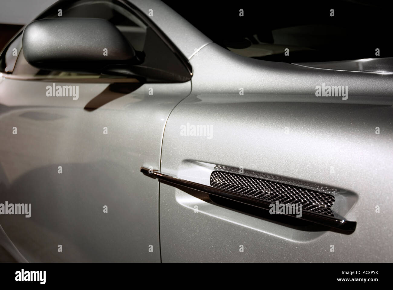 James bond 007 door hi-res stock photography and images - Alamy