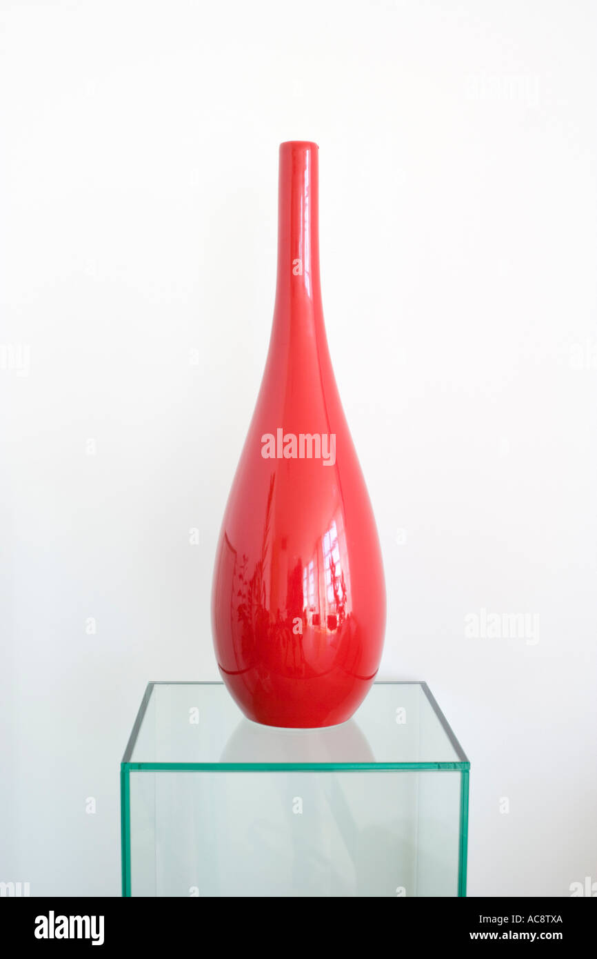 Vase on stand hi-res stock photography and images - Alamy