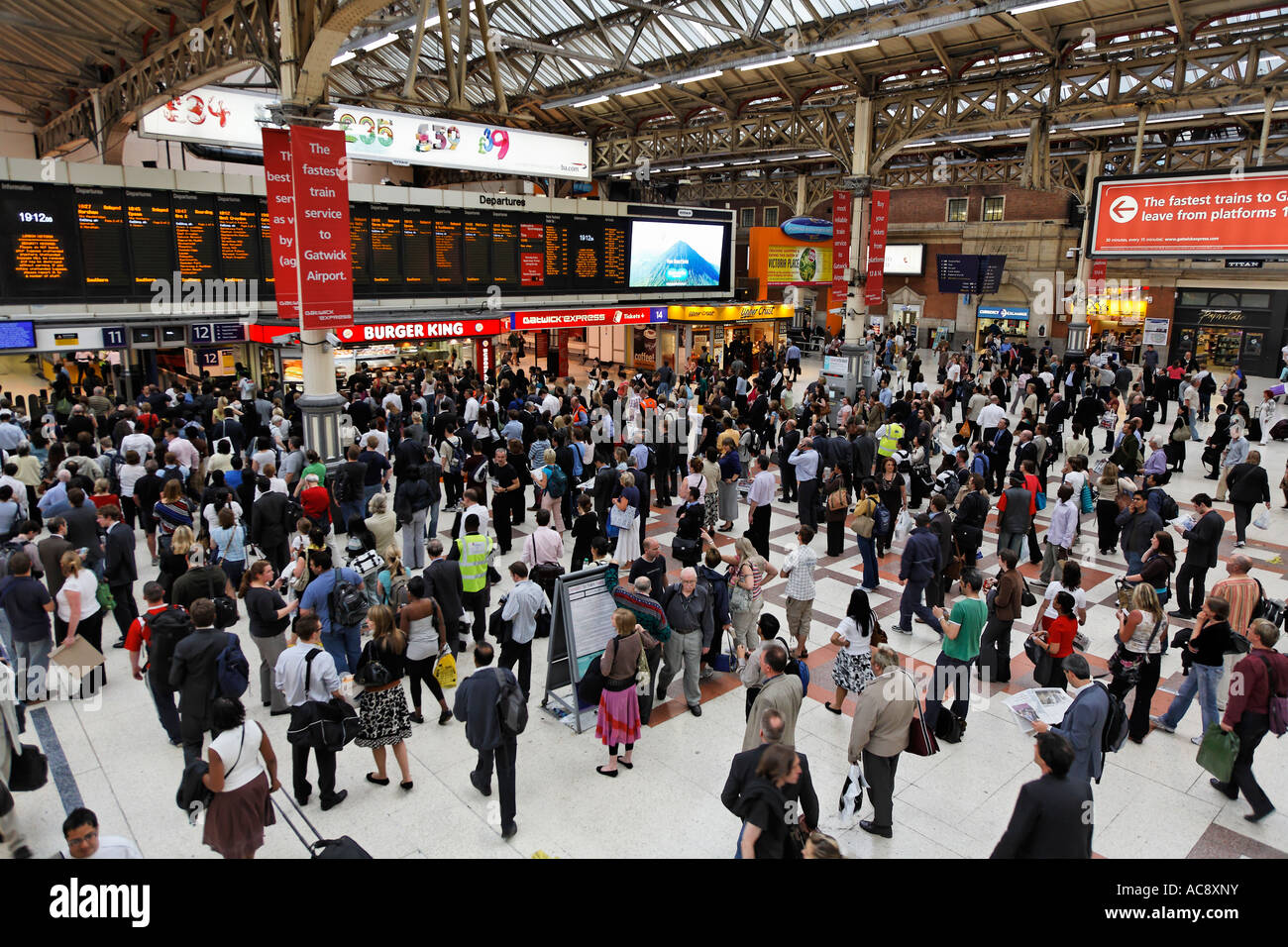Victoria station london hi-res stock photography and images - Alamy