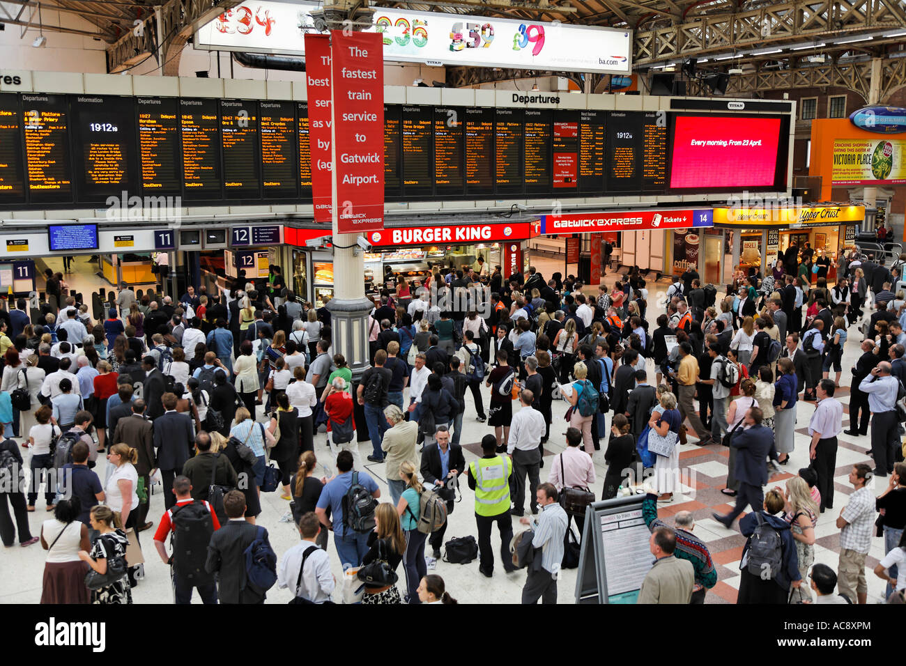Victoria station platform hi-res stock photography and images - Alamy